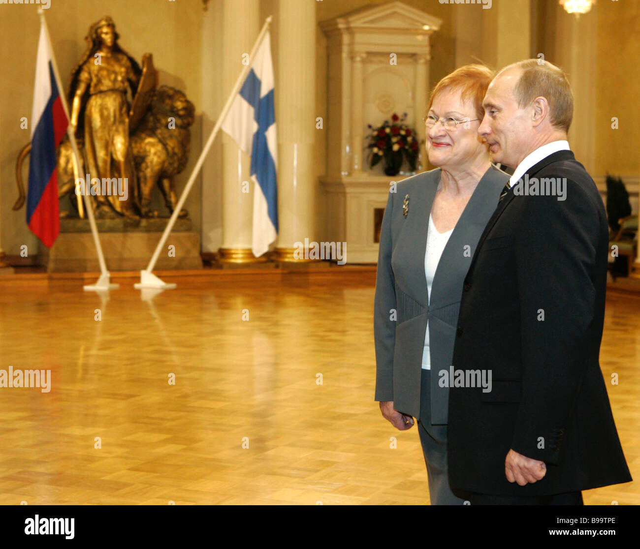 Presidents Tarja Halonen of Finland and Vladimir Putin of Russia meet ...