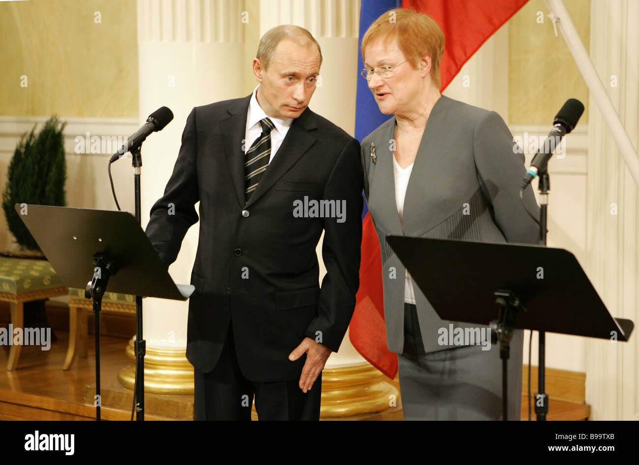Presidents Tarja Halonen of Finland and Vladimir Putin of Russia ...