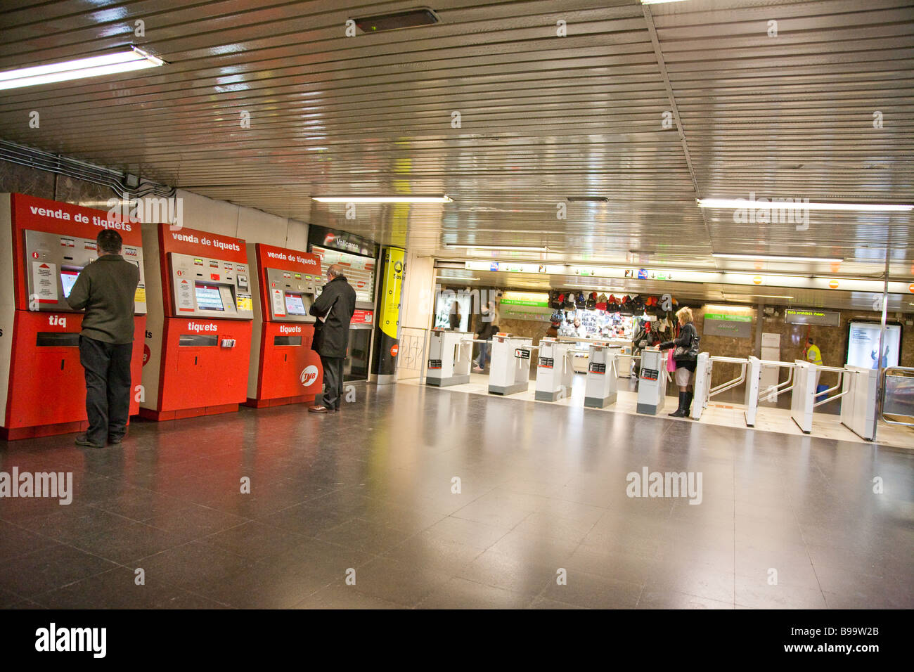 Metro Underground Station, Barcelona Spain Stock Photo - Alamy