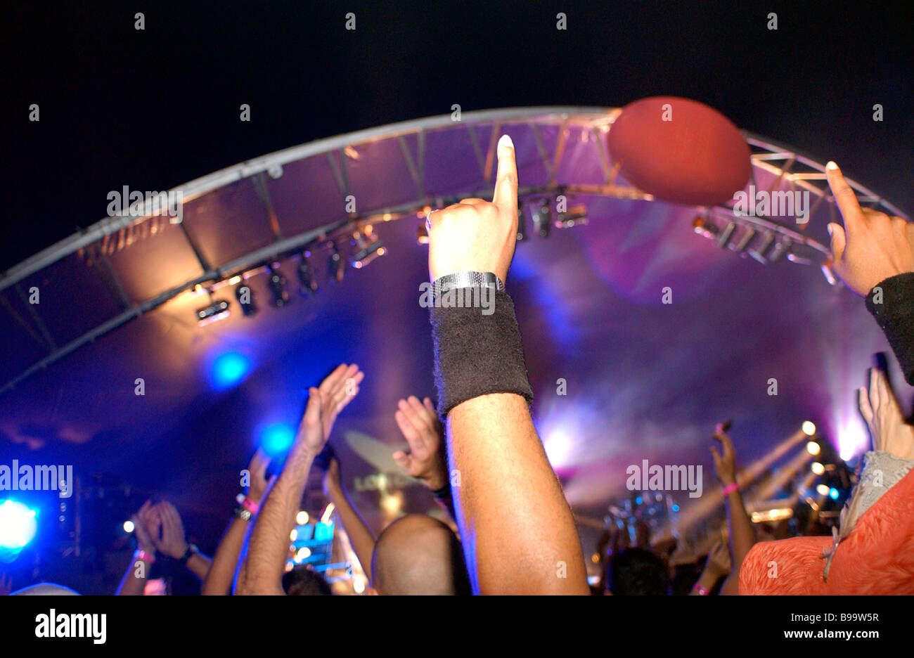 Crowd pointing cheering hi-res stock photography and images - Alamy