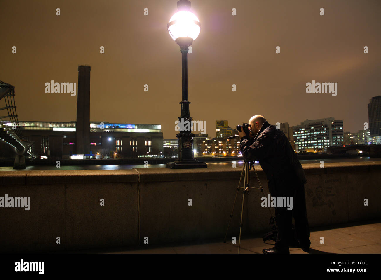 An amateur photographer shoots the Tate Modern Gallery by night Stock ...