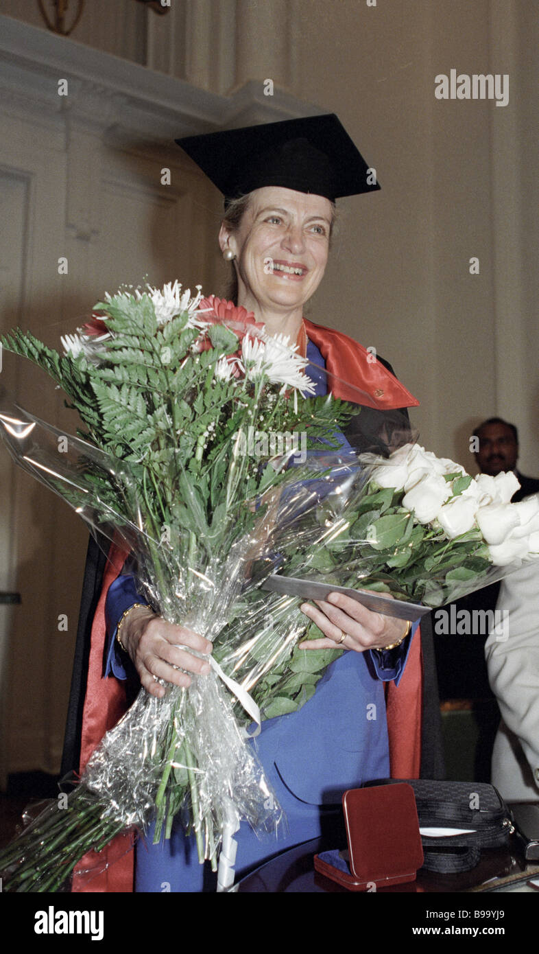Painter Nane Annan wife of the UN Secretary General Stock Photo - Alamy