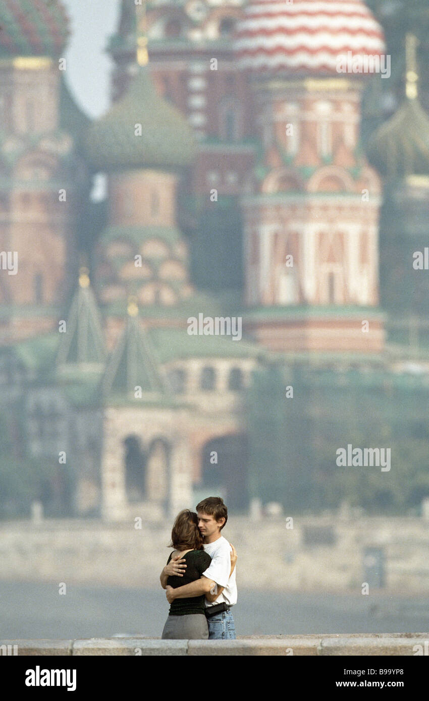 A young couple in the Red square Stock Photo - Alamy