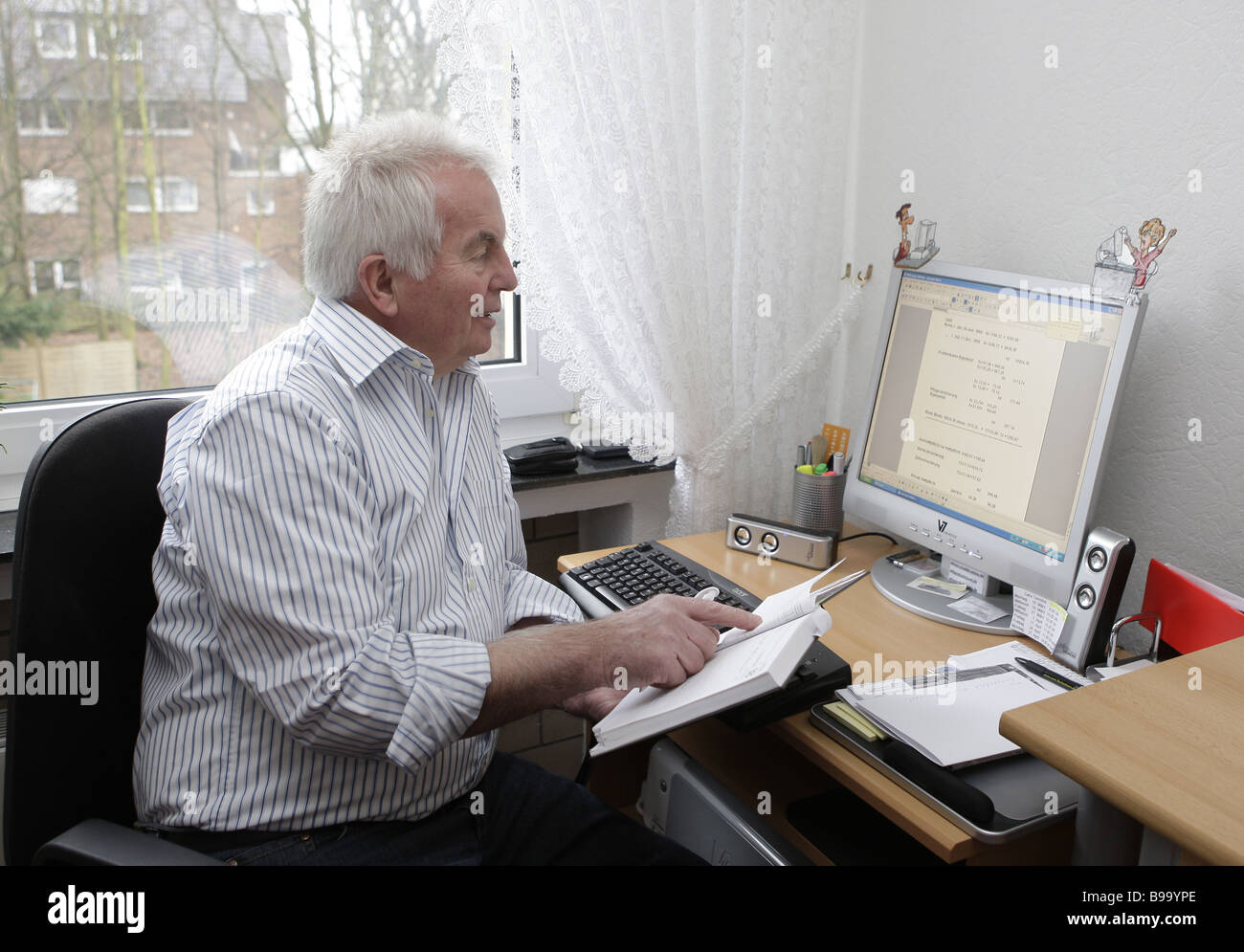 Computer work stations hi-res stock photography and images - Alamy