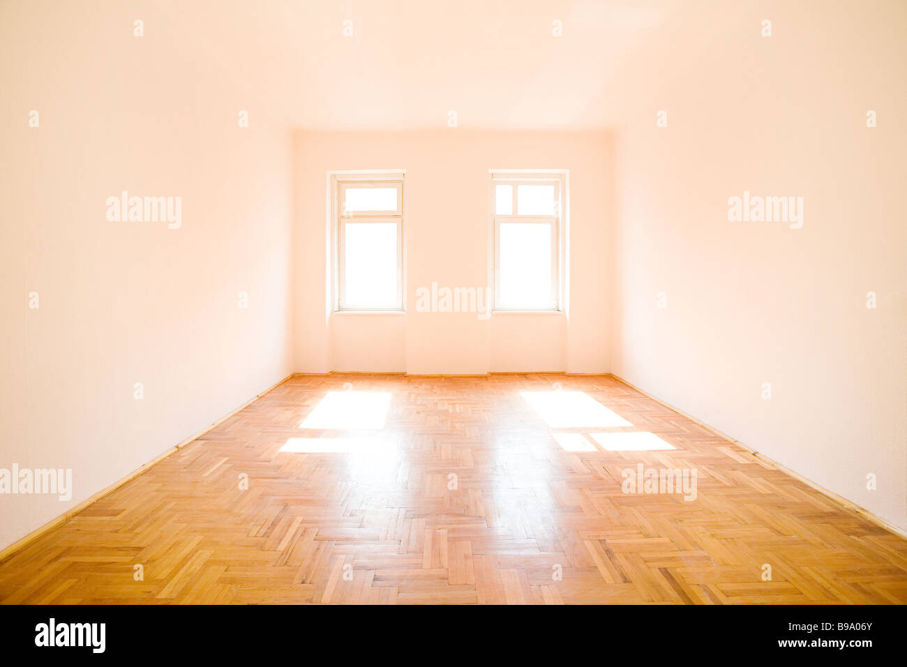 Empty square room hi-res stock photography and images - Alamy