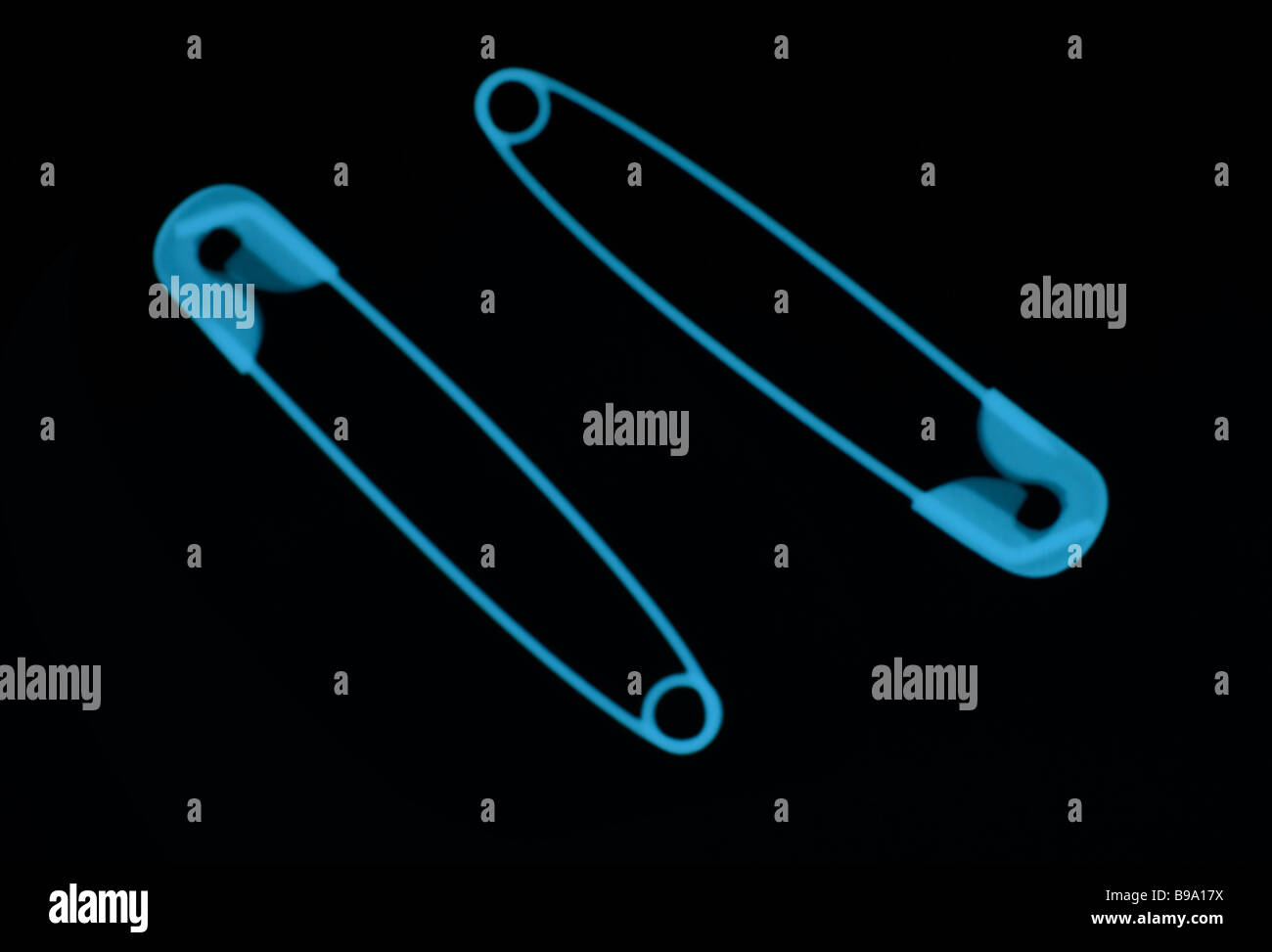 x ray of safety pins Stock Photo - Alamy