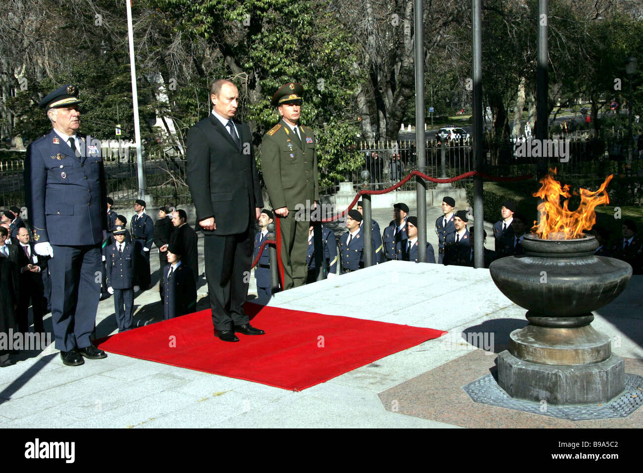 Russia s President Vladimir Putin visiting the tomb of Spanish freedom ...