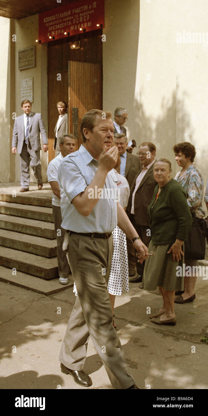 Vadim Bakatin member of USSR Security Council center leaves polling ...