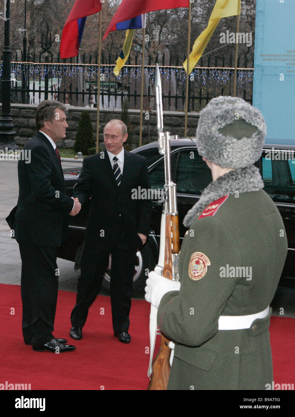 Ukrainian President Viktor Yuschenko and Russian President Vladimir ...
