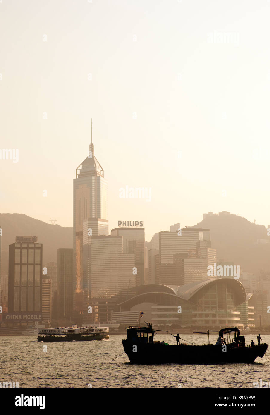 Hong kong harbour junk hi-res stock photography and images - Alamy