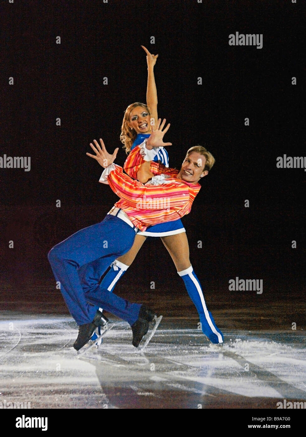 Russian figure skaters Tatiana Navka and Roman Kostomarov perform ...