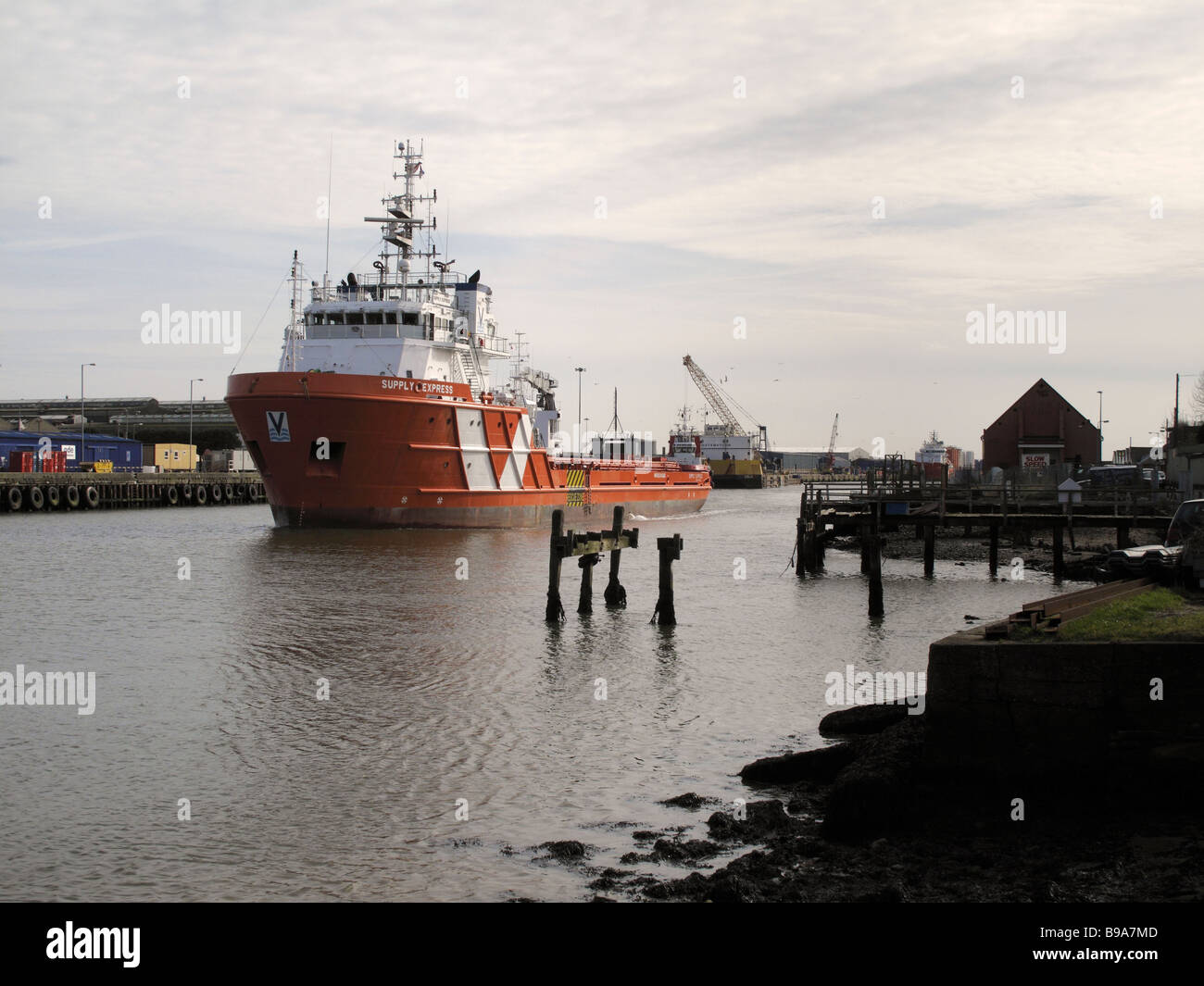 Oil rig supply ship 'Supply Express' entering Great Yarmouth harbour on ...