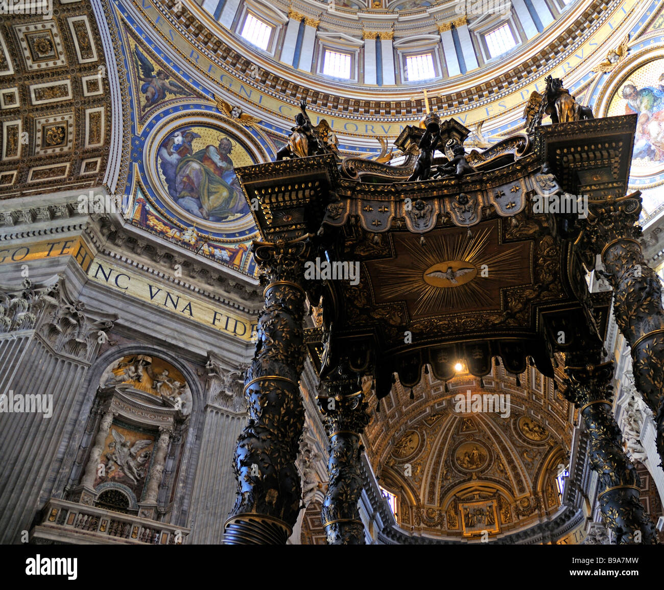 High altar in st peters basilica hi-res stock photography and images ...