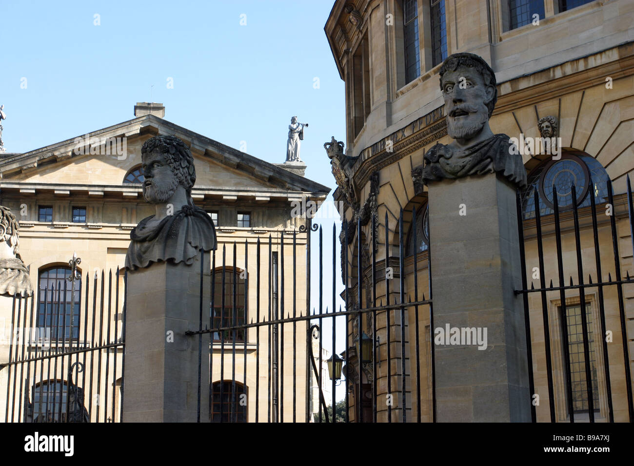 Bodleian library statue oxford hi-res stock photography and images - Alamy