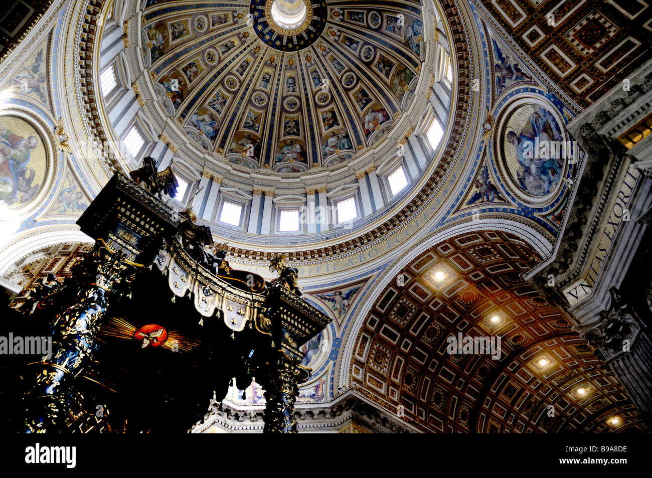 High altar in st peters basilica hi-res stock photography and images ...