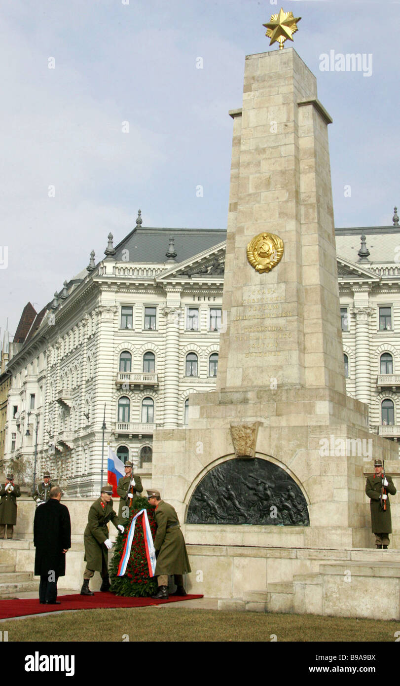 President Vladimir Putin laid a wreath to the monument to the Soviet ...