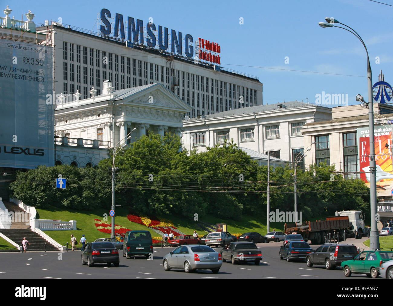 A Samsung mobile telephone advertisement on the Russian State former ...