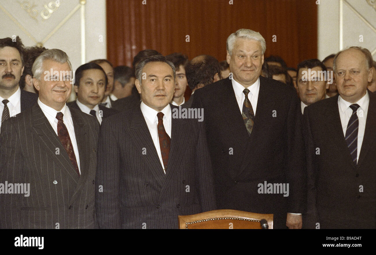 Russian President Boris Yeltsin second right Ukrainian President Leonid ...