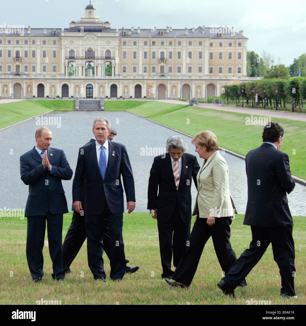 The G8 heads of state and government have an official photo session ...