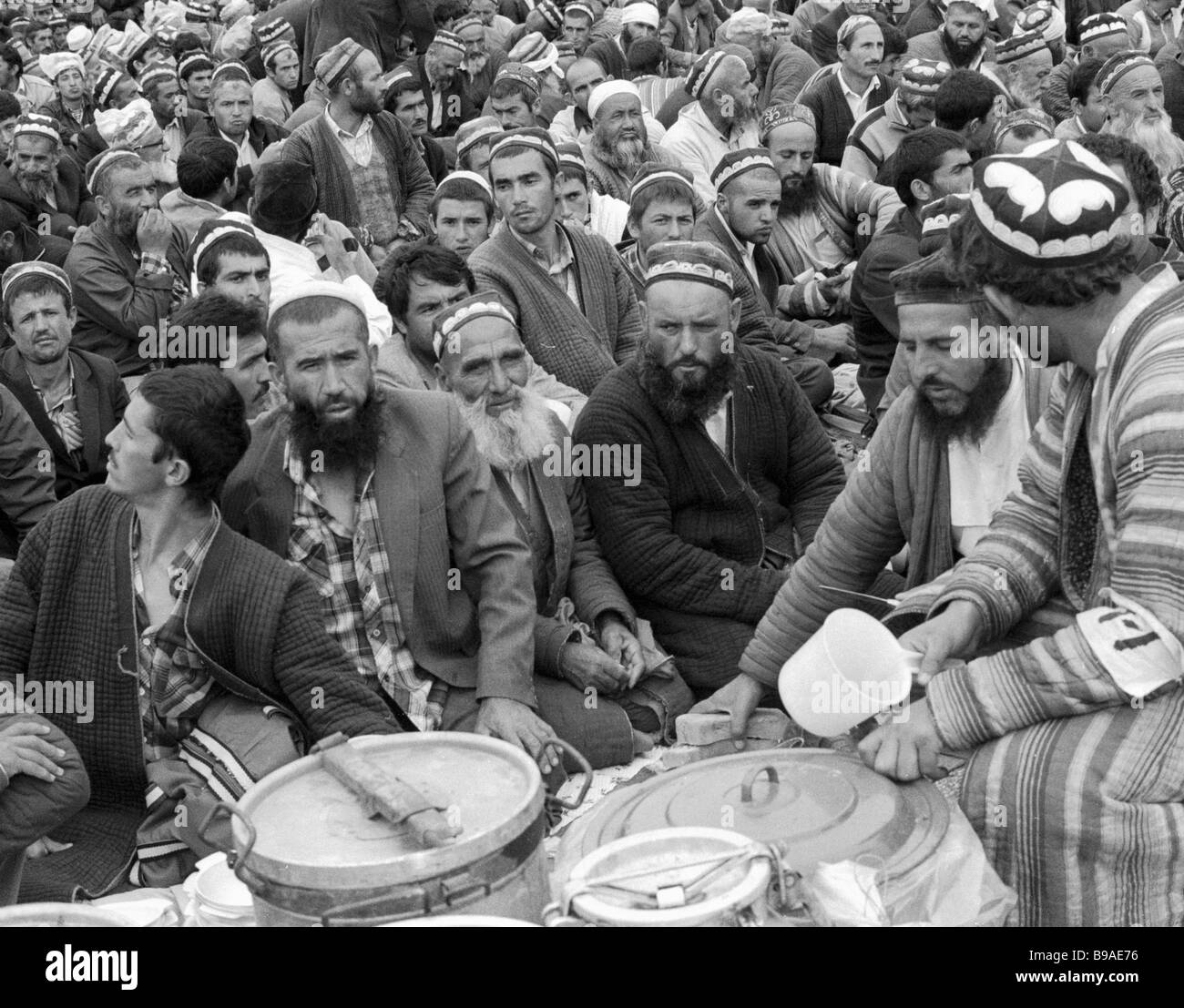 People crowding round food kitchens during rallies that met September ...