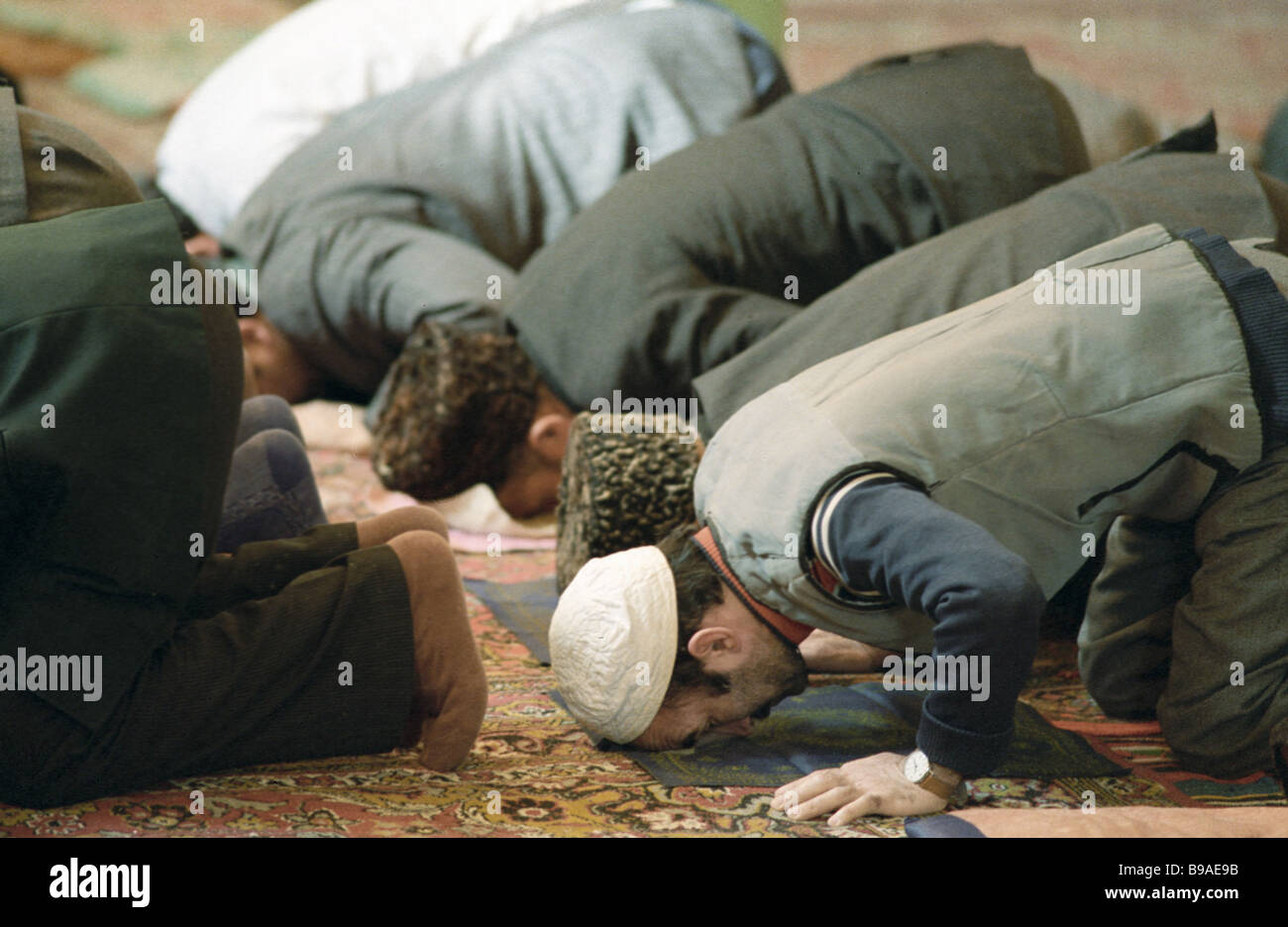 Praying in a mosque Stock Photo - Alamy
