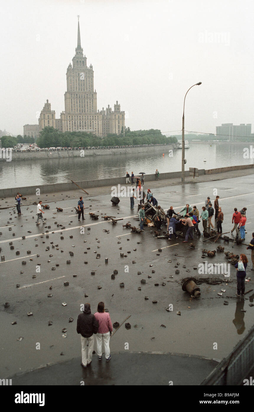 Muscovites building barricades not far from the office of the RSFSR ...