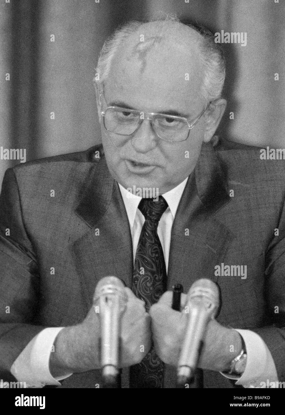 Mikhail Gorbachev R Black and White Stock Photos & Images - Alamy
