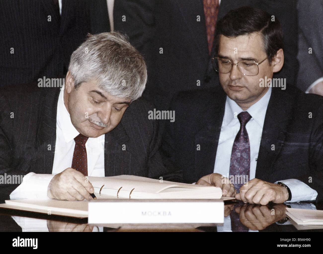 Moscow mayor Gavriil Popov signing a federal treaty Stock Photo - Alamy