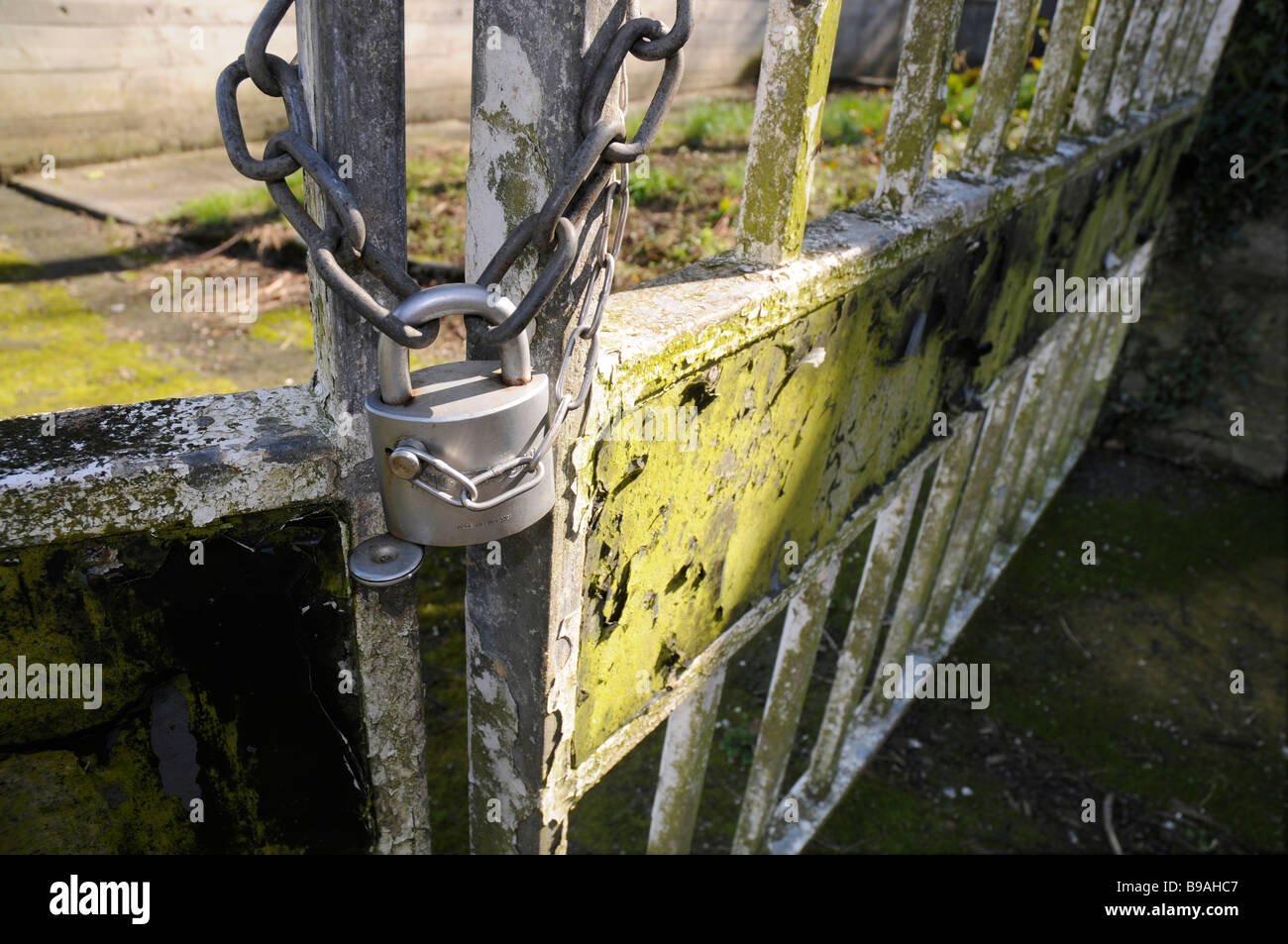 A locked gate Stock Photo - Alamy