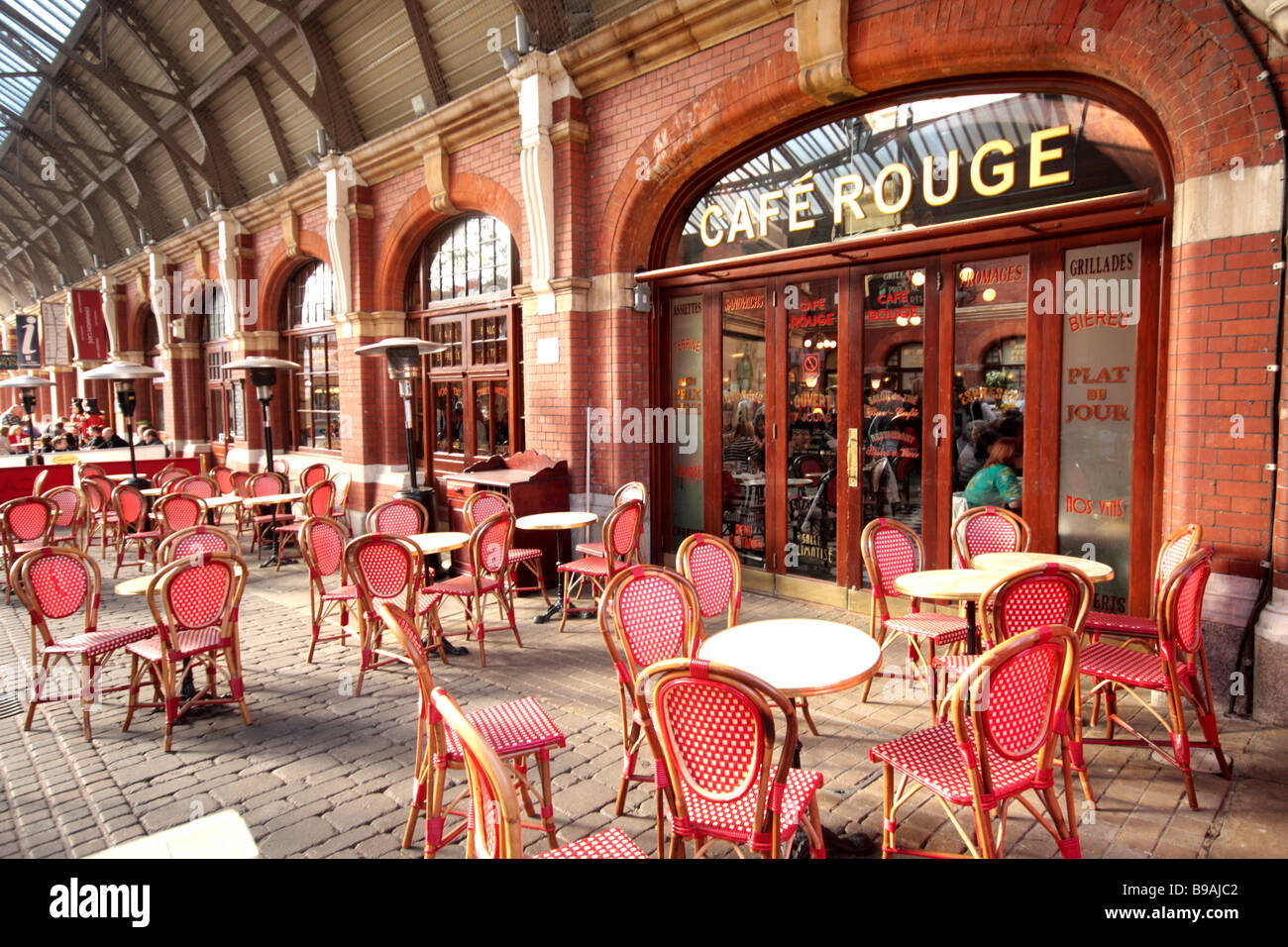 tables outside cafe rouge Stock Photo - Alamy