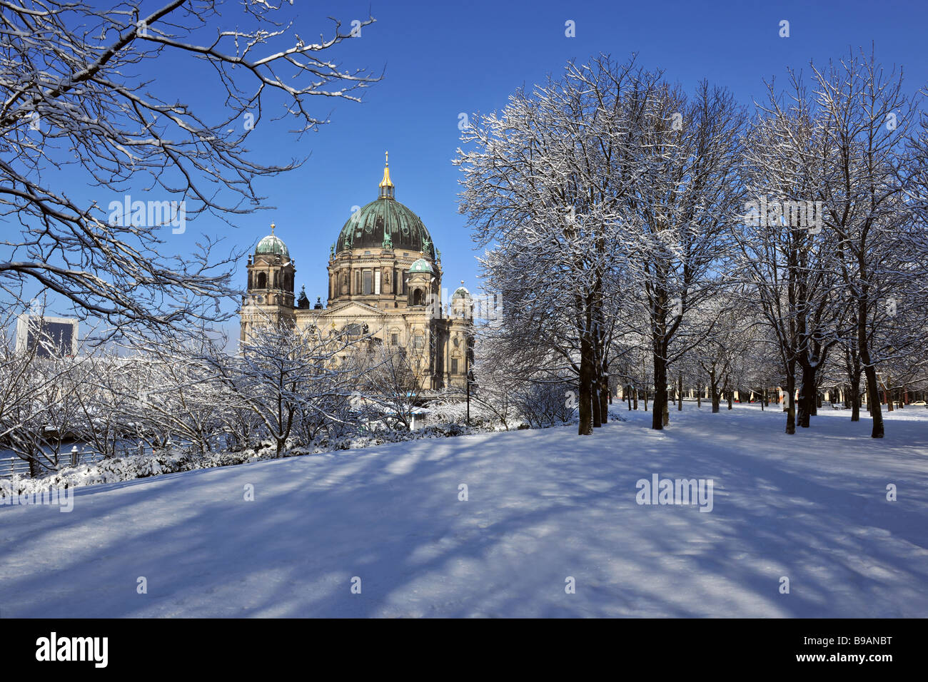 snow landscape Berlin center dome Germany 2009 Stock Photo - Alamy