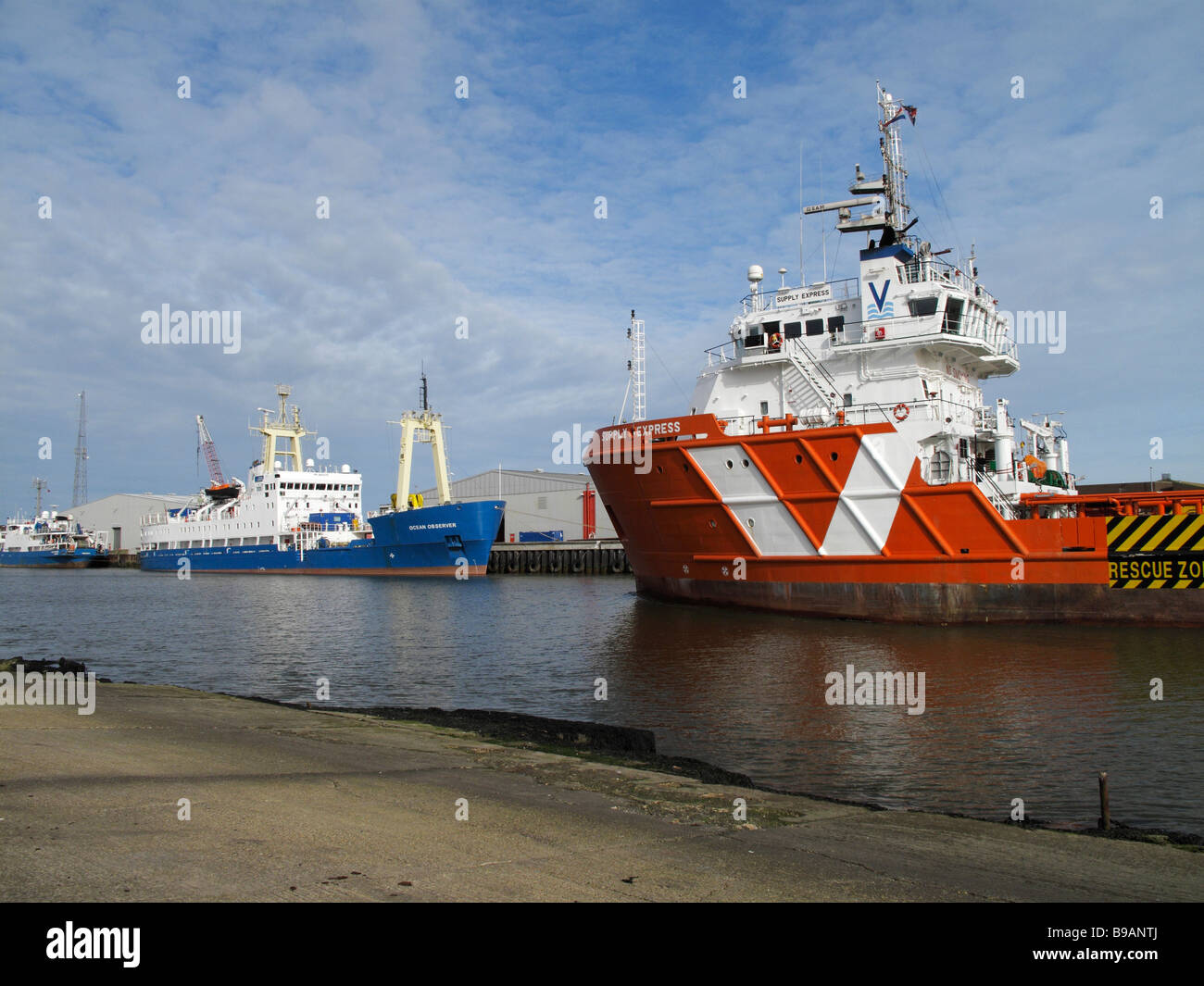 Oil rig supply ship 'Supply Express' entering Great Yarmouth harbour on ...