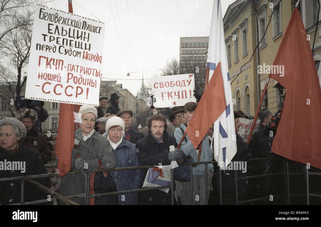Members of Working Russia movement picket Russian Supreme Court ...
