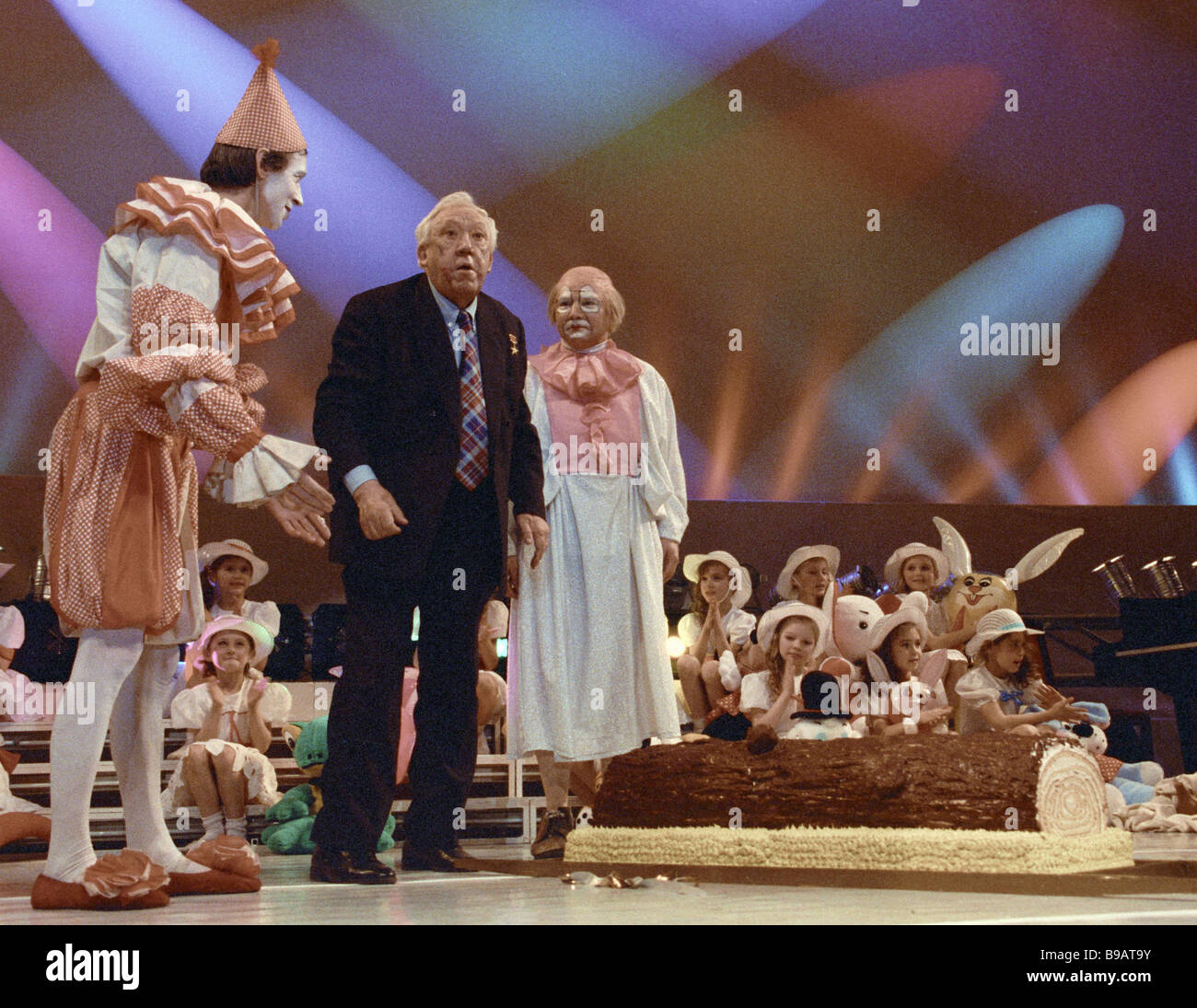 Eccentric clowns of the Histrionics company congratulate Yuri Nikulin ...