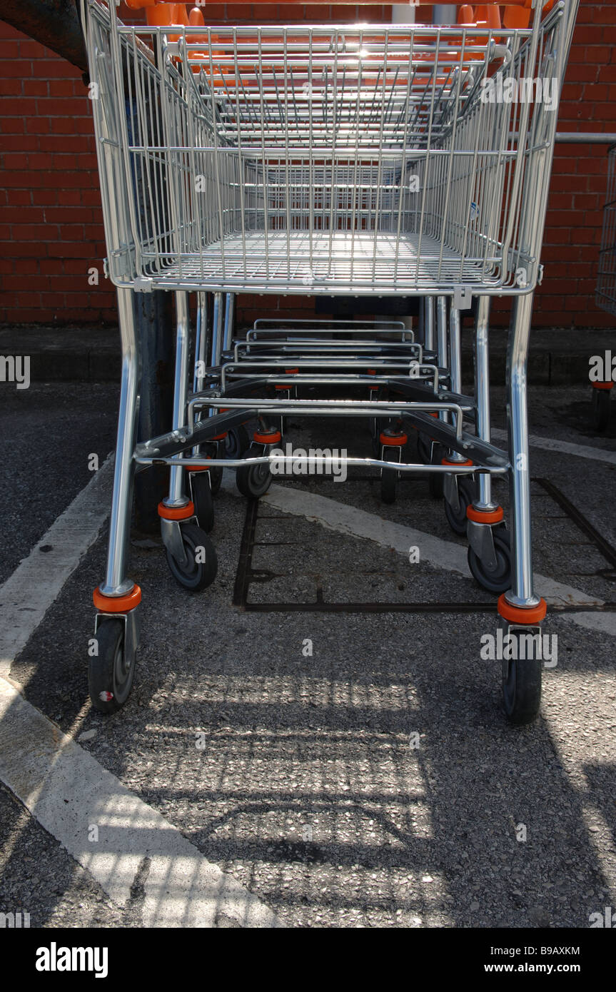 Multiple shopping trolleys in a row hi-res stock photography and images ...