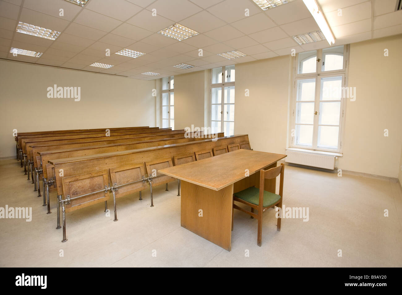 Empty classroom hi-res stock photography and images - Alamy
