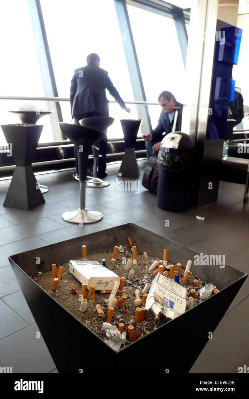 Smoking room in airport hi-res stock photography and images - Alamy