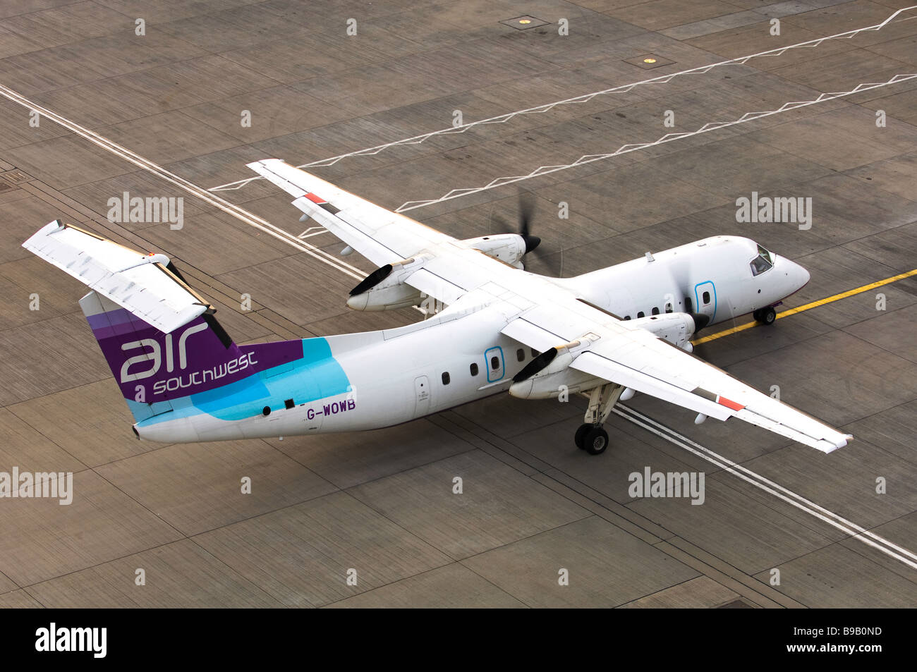 Dash 8 aircraft Stock Photo - Alamy