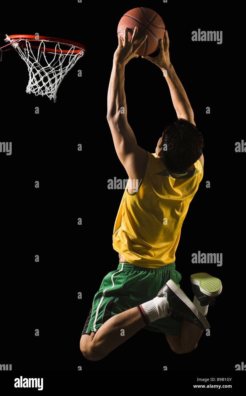 Basketball player shooting the basket Stock Photo - Alamy