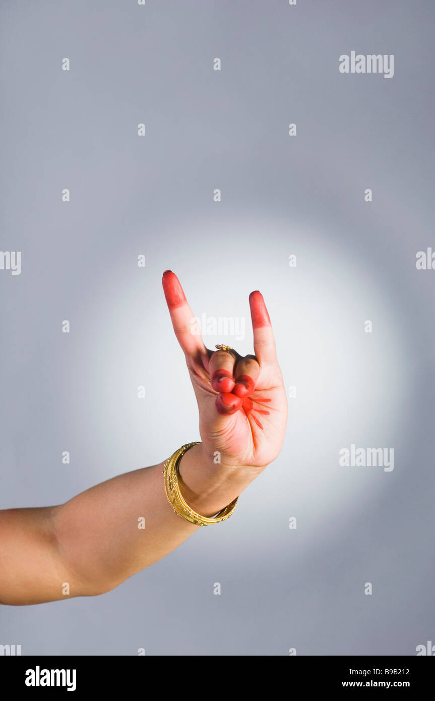 Woman performing Simhamukha mudra of Bharatnatyam Stock Photo - Alamy