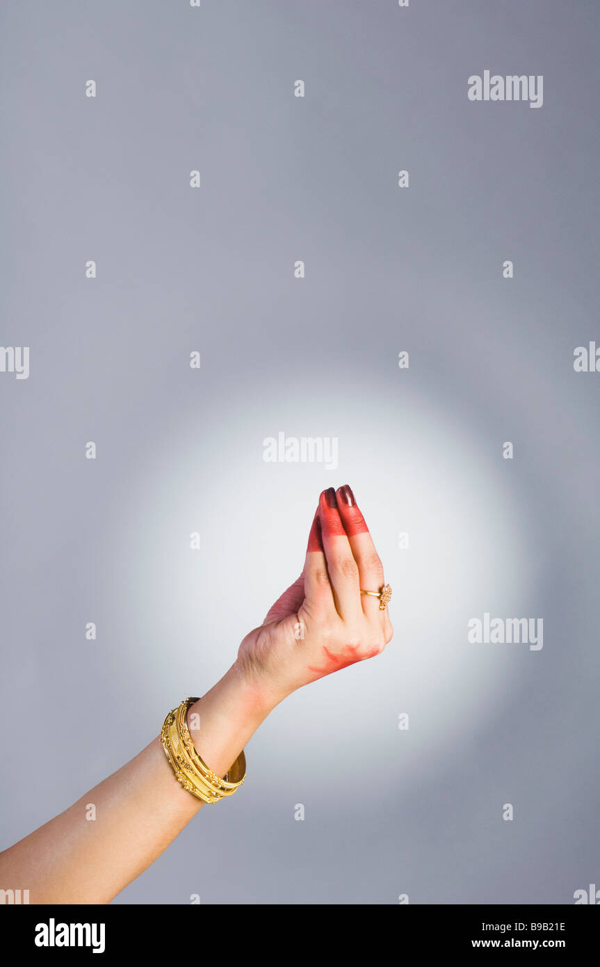 Woman performing Mukula mudra of Bharatnatyam Stock Photo - Alamy