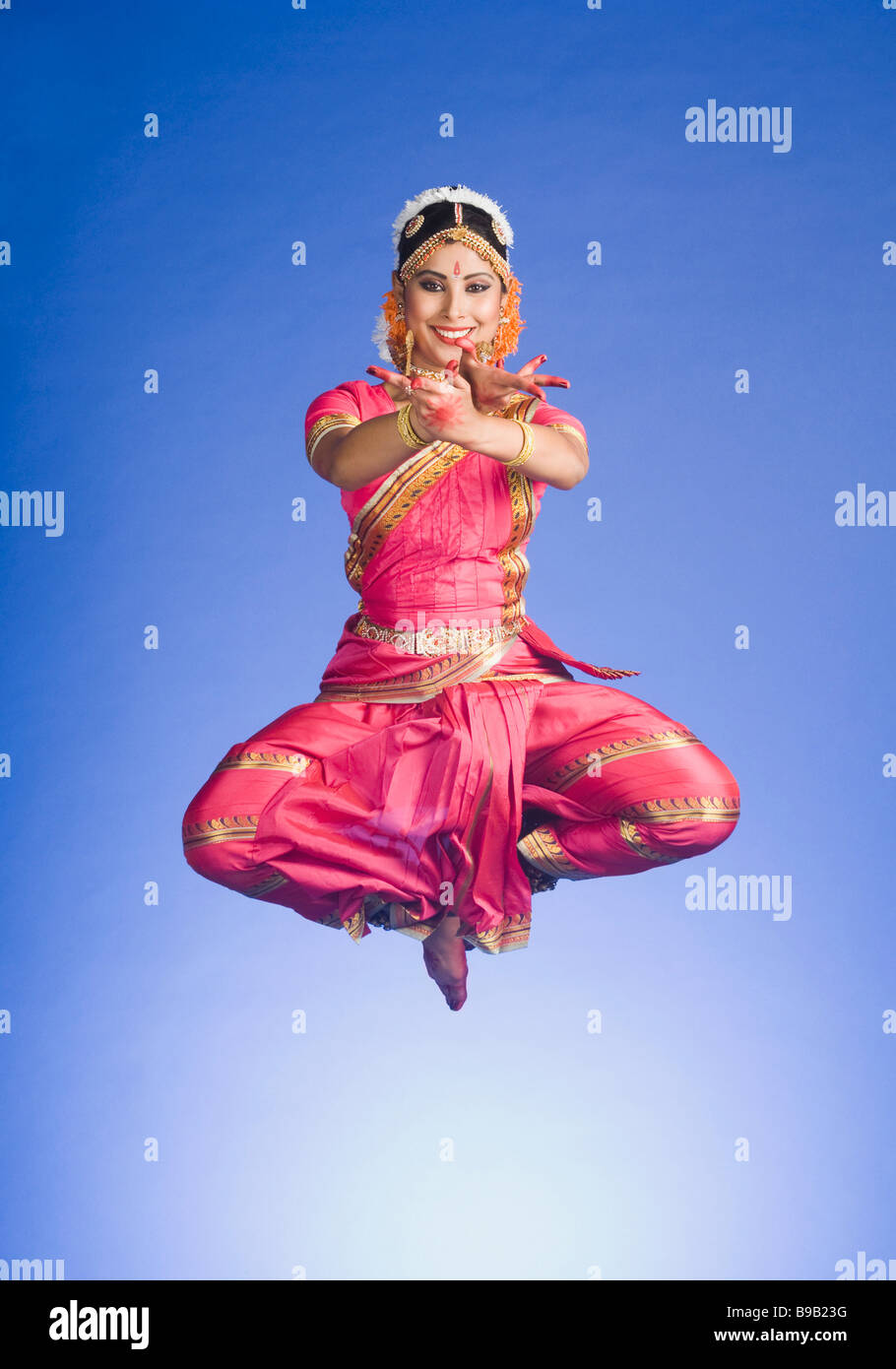 Full length bharatanatyam classical dancer hi-res stock photography and ...