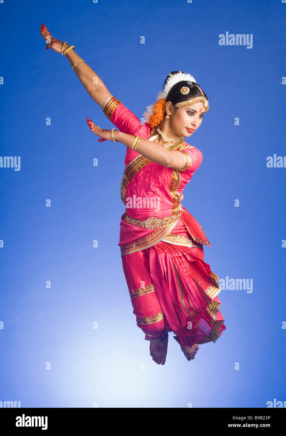 Full length bharatanatyam classical dancer hi-res stock photography and ...