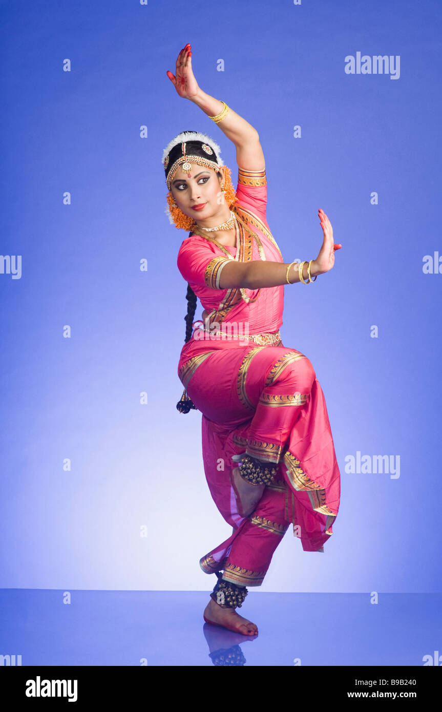 South Indian Woman performing Pataka mudra of Bharatnatyam Stock Photo ...