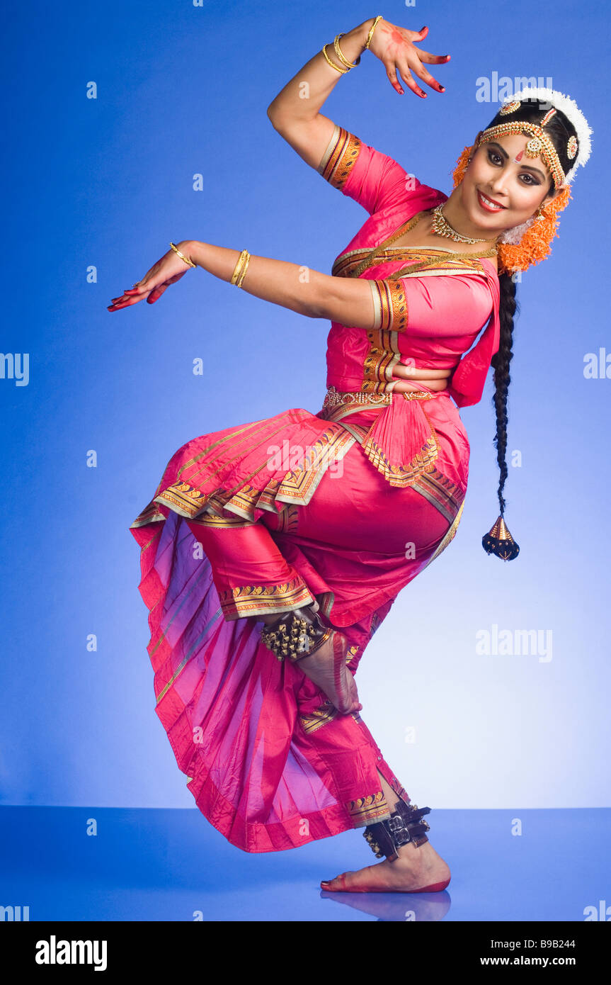 Full length bharatanatyam classical dancer hi-res stock photography and ...