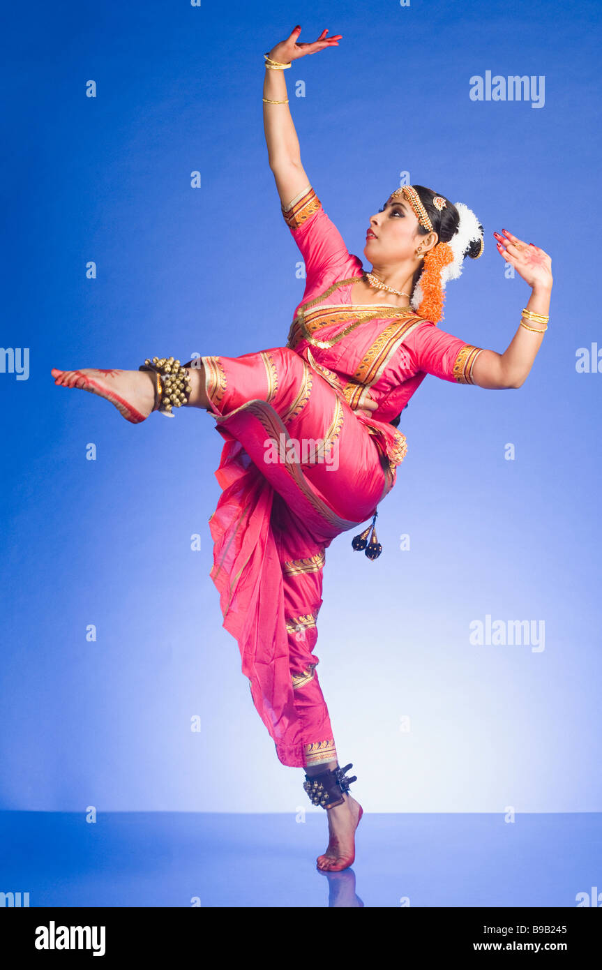 Full length bharatanatyam classical dancer hi-res stock photography and ...