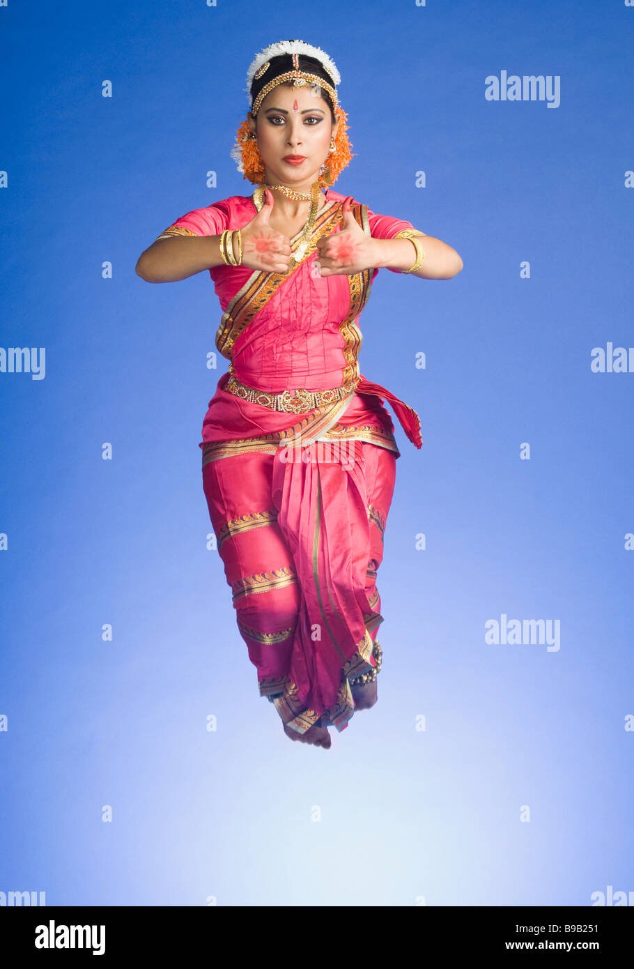 Full length bharatanatyam classical dancer hi-res stock photography and ...