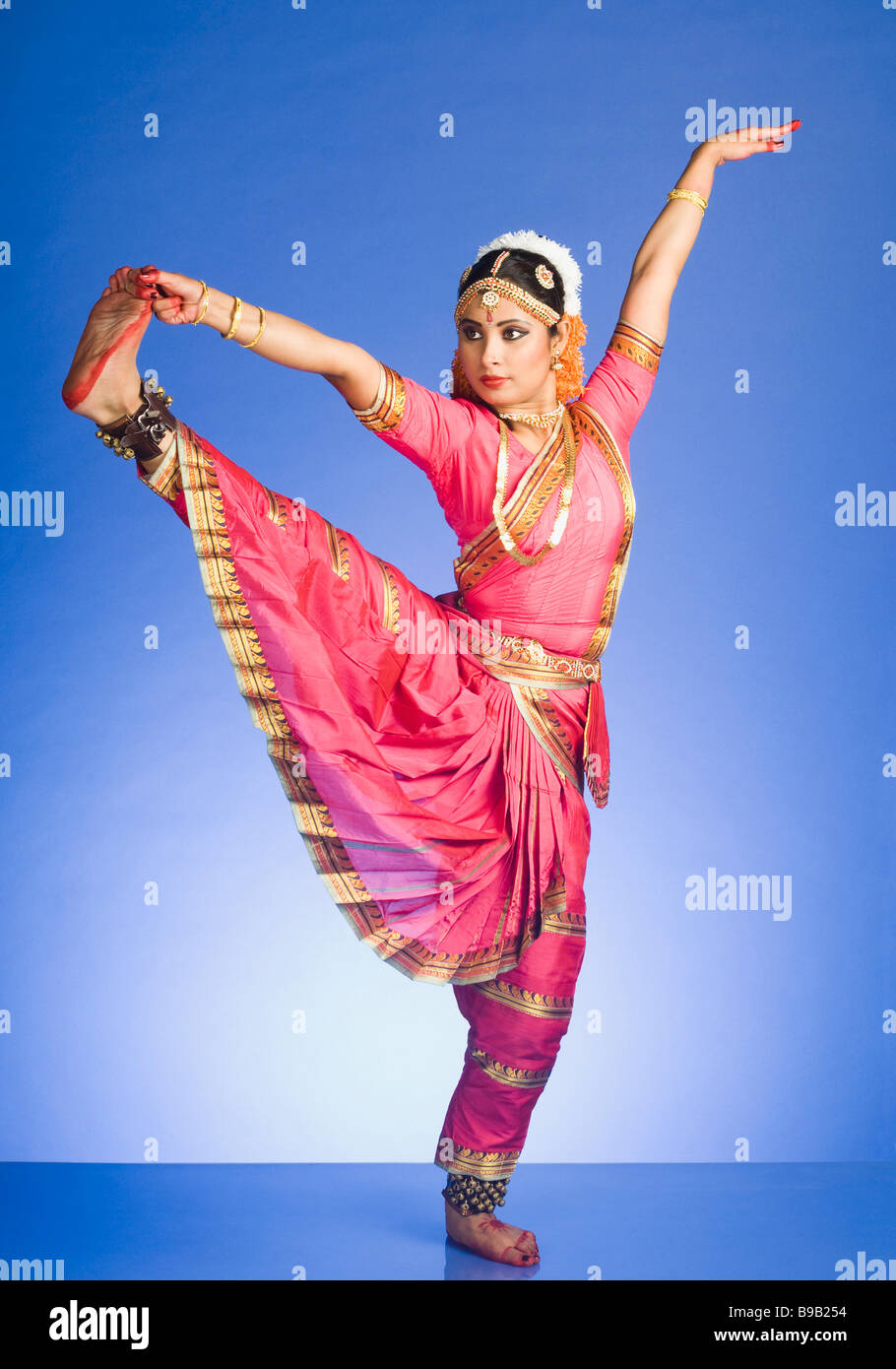 Full length bharatanatyam classical dancer hi-res stock photography and ...