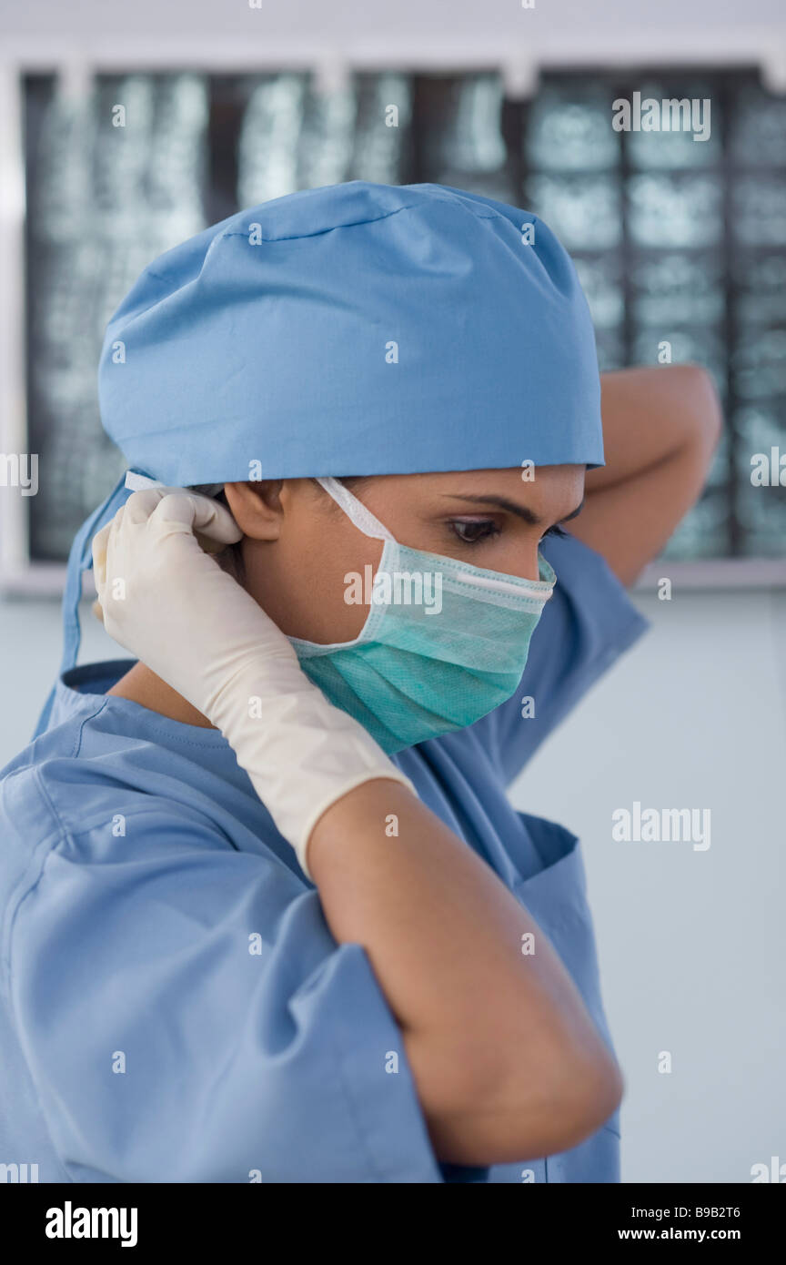 Female surgeon wearing a surgical mask Stock Photo - Alamy