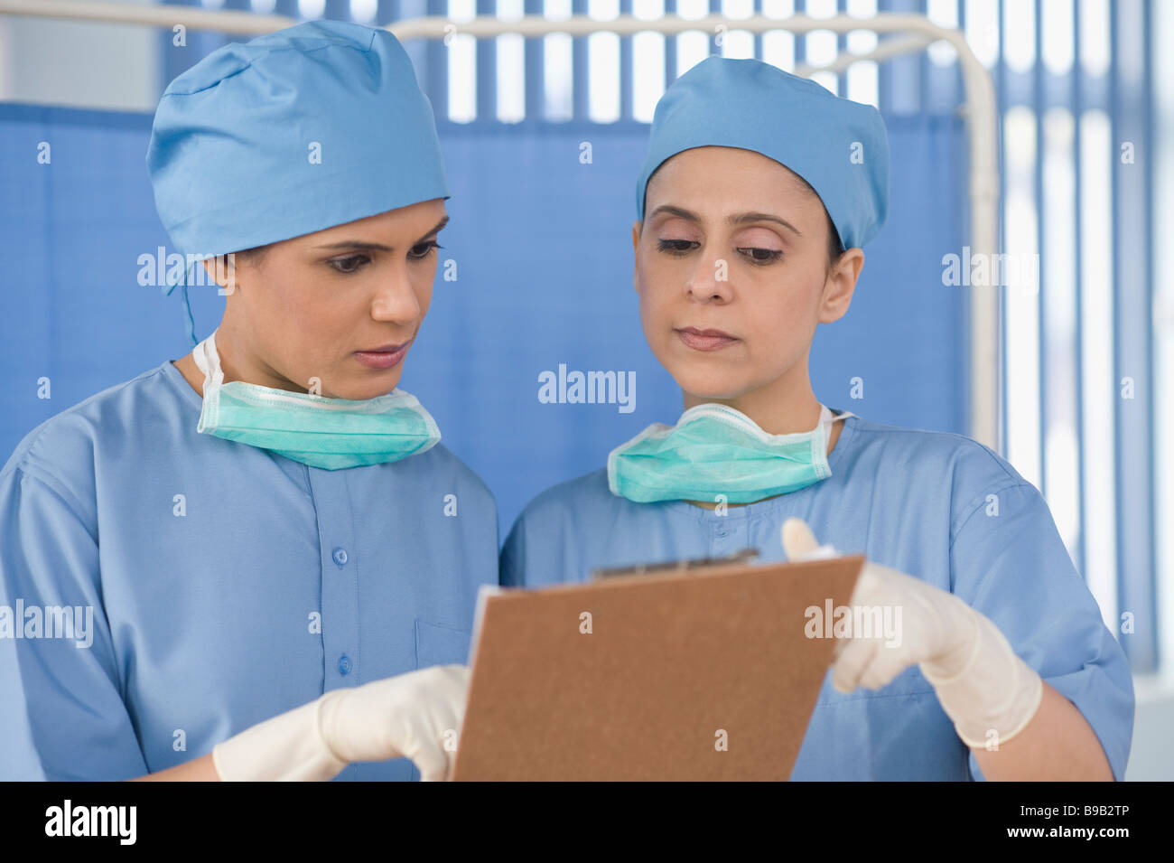 Two surgeons talking hi-res stock photography and images - Alamy